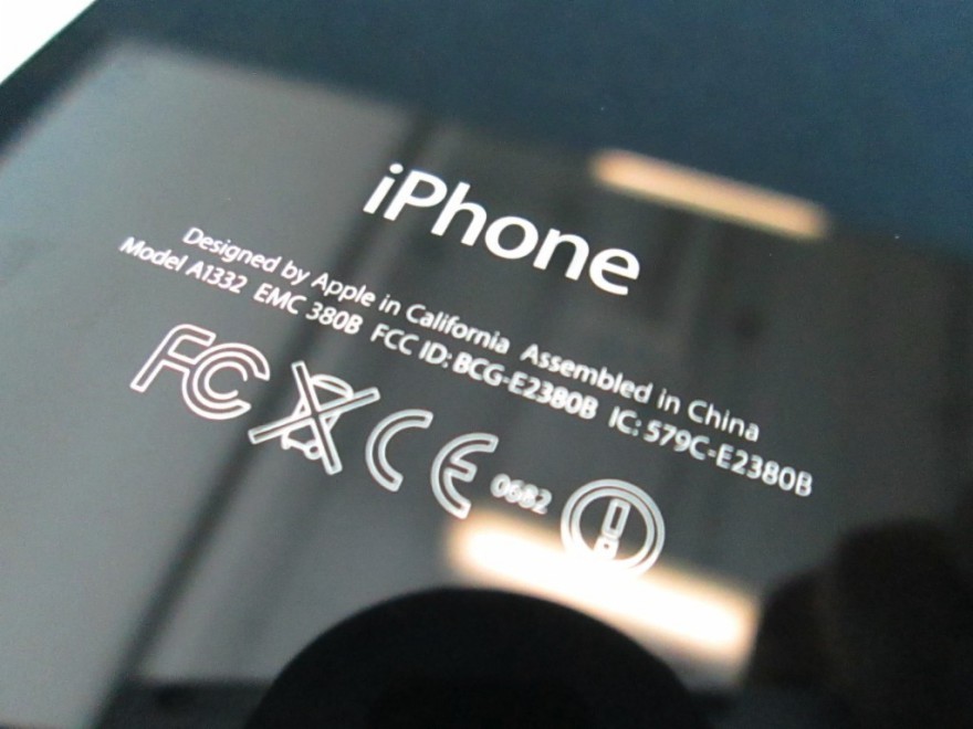 Adiós a las etiquetas de conformidad en la parte trasera de tu iPhone