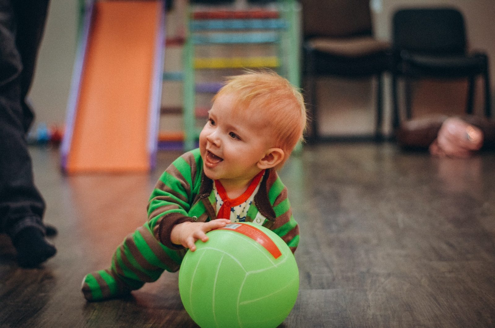 Jugar con la pelota: 6 beneficios para los bebés