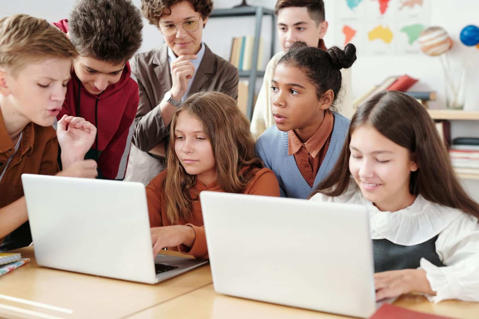 Compañeros de clase o amigos: 5 diferencias en la adolescencia