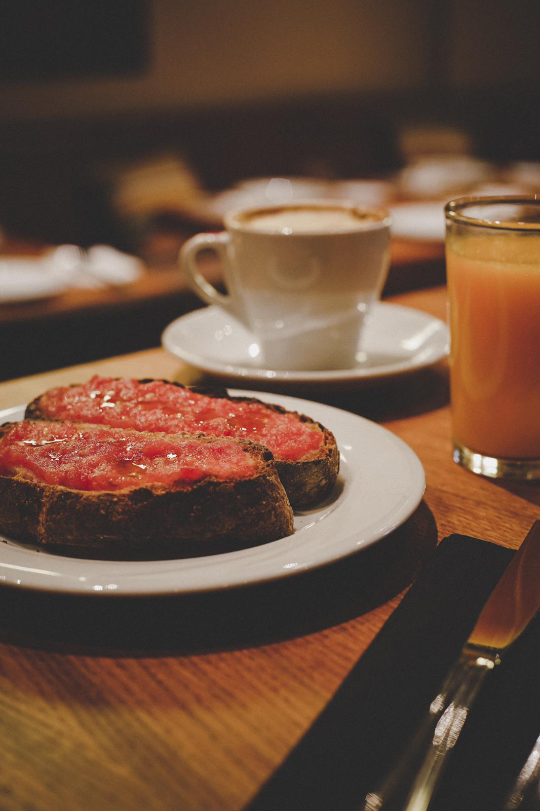 Tostada Con Aceite Y Tomate, Café Y Zumo, Colósimo