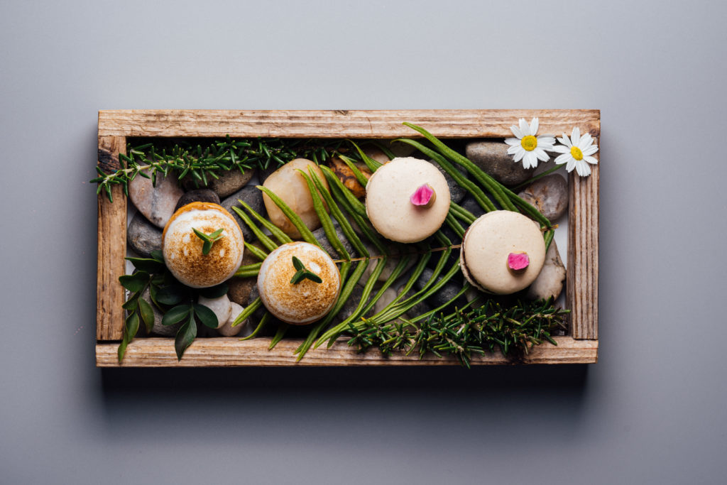 Morsollo Y Macarrón De Almendra Y Sobrasada De Pescado Con Crema De Cebolla