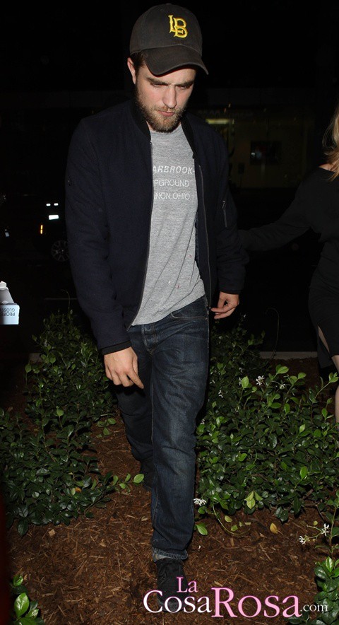 Robert Pattinson borracho y con barba tras la gala de los Emmy