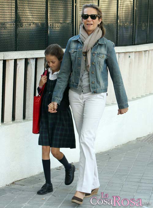 La infanta Elena acompaña a Victoria Federica en su regreso al colegio