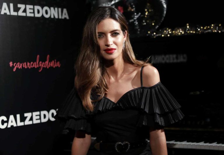 Sara Carbonero tropieza y enseña sus bragas