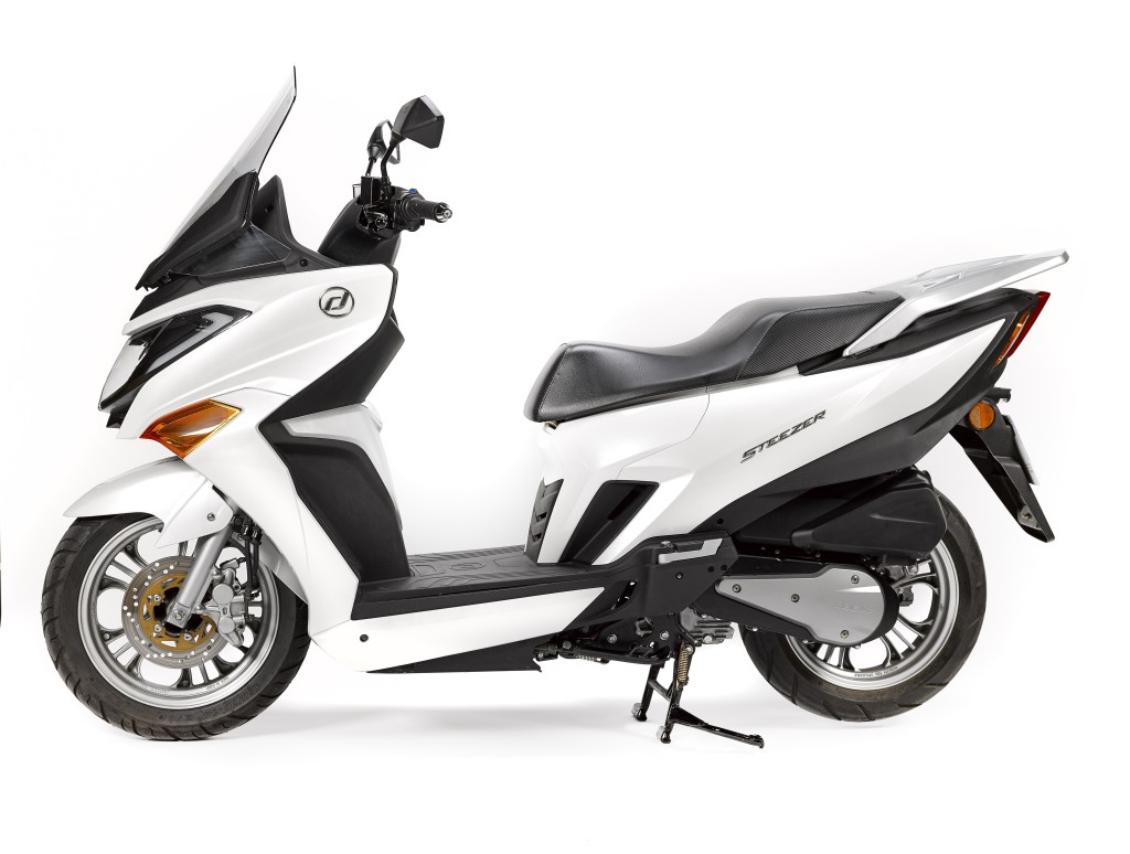 Descubre el scooter Daelim Steezer 125, que se presenta en dos versiones