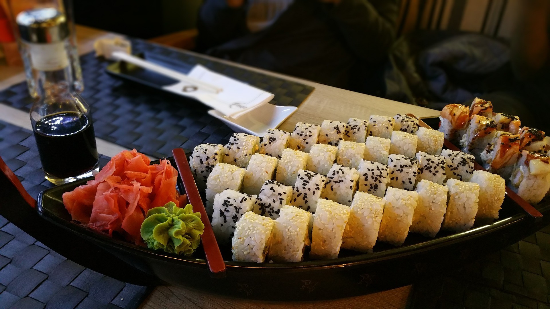 Una pequeña guía para comer sushi de manera correcta